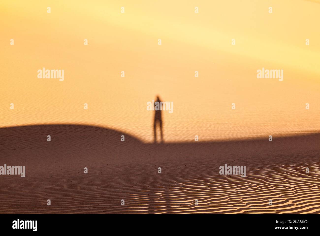 shadow of a man in the desert Stock Photo - Alamy