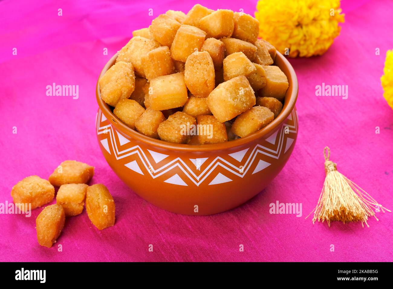 Shakkar pare / Shakkarpare / shankar pale is a sweet tea time snack ...