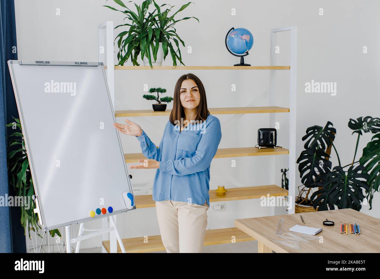 Flip chart in classroom hi-res stock photography and images - Alamy