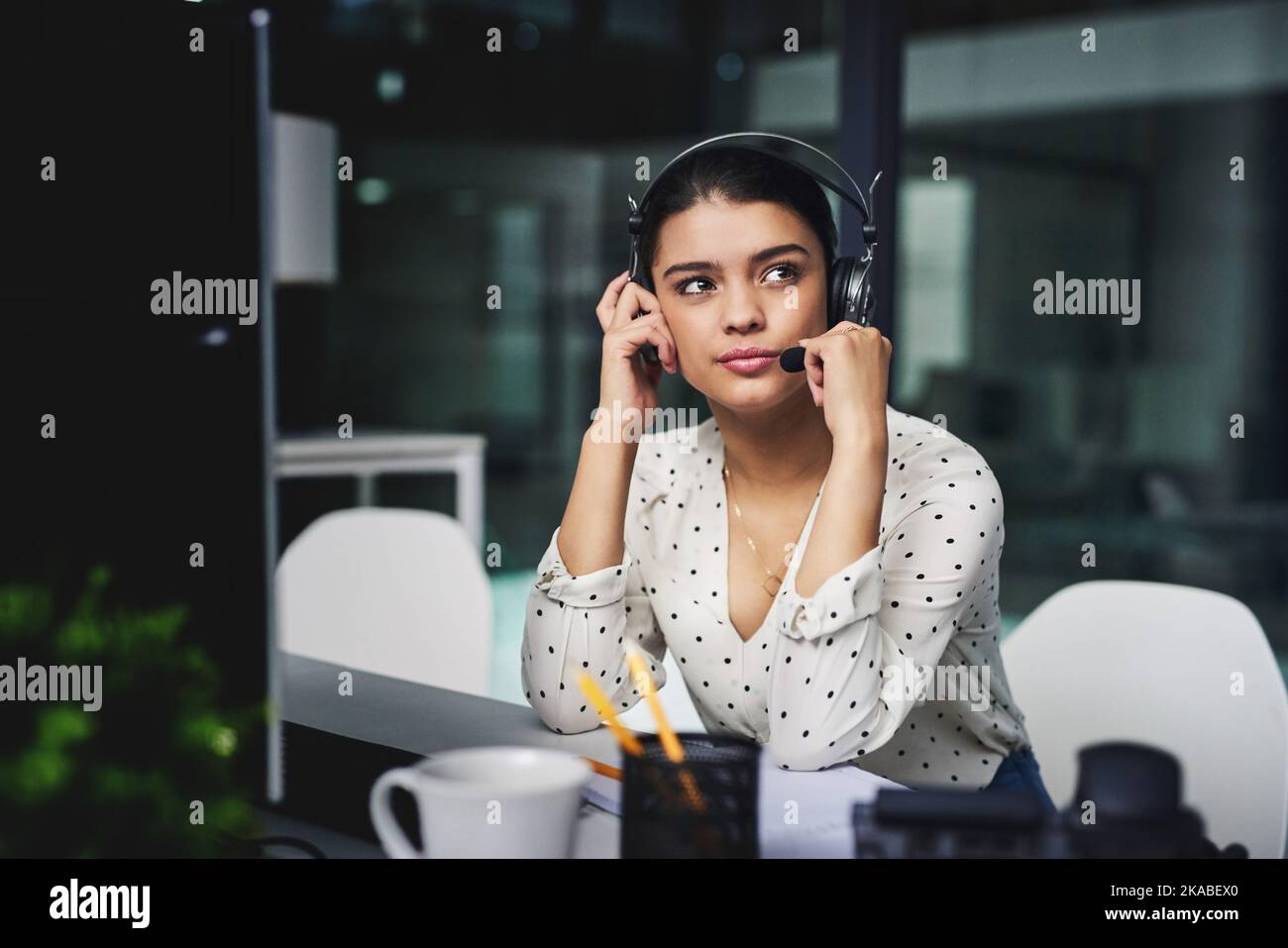 Trying to understand the problem. an attractive young businesswoman ...