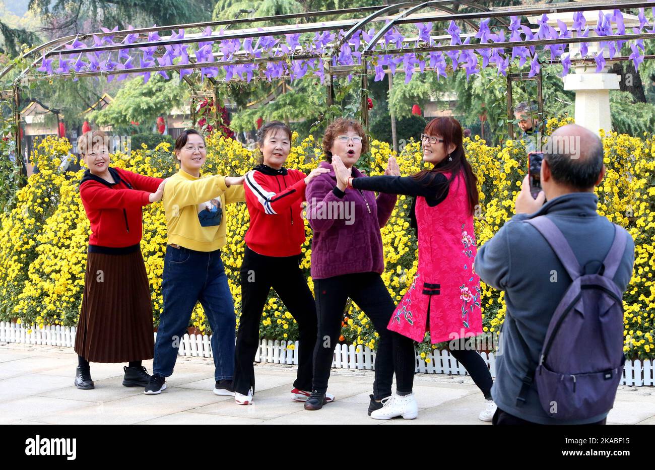 The chrysanthemum exhibition in Xingqinggong Park attracts tourists to ...