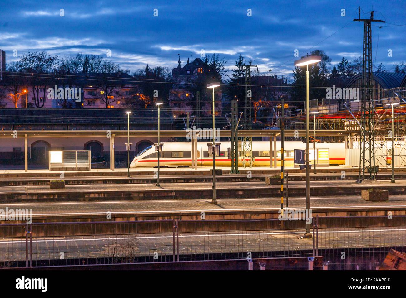 Busy railway platform evening hi-res stock photography and images - Alamy
