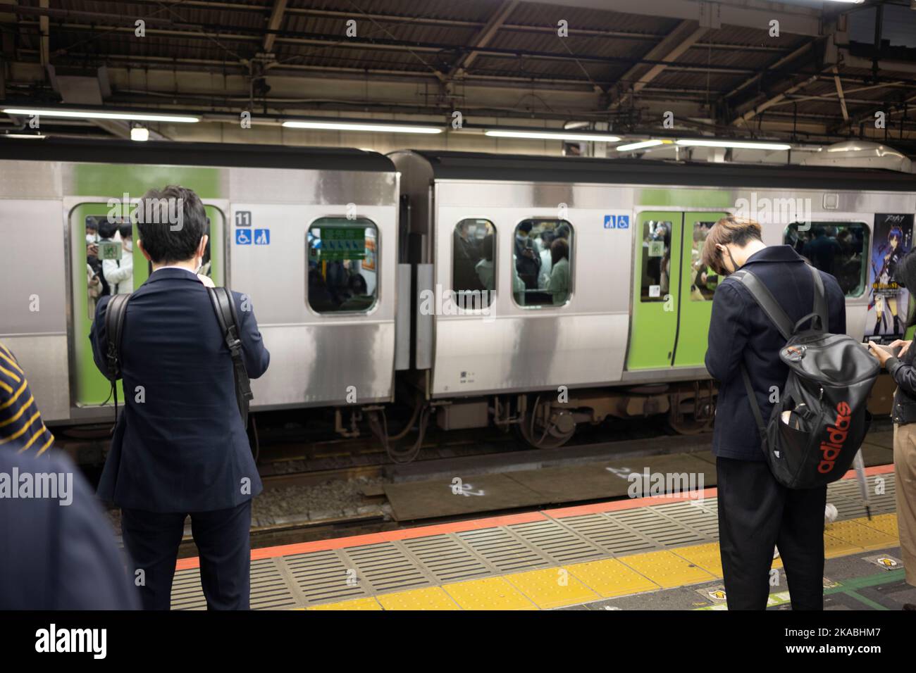 Tokyo, Japan. 1st Nov, 2022. Commuters waiting for the Yamanote Line at ...
