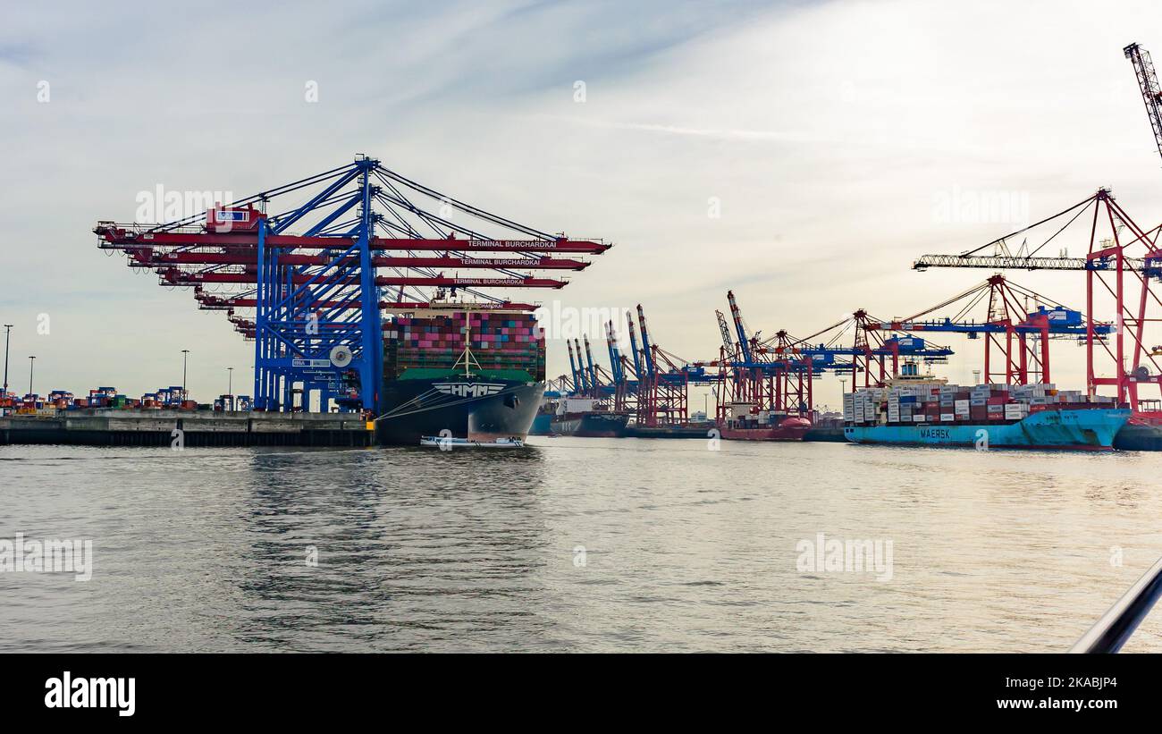 hamburg, germany, 28 oct 2022, container ship hmm st. petersburg in the ...
