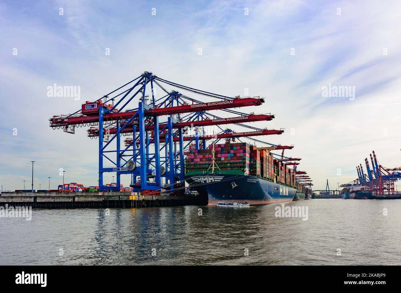 hamburg, germany, 28 oct 2022, container ship hmm st. petersburg in the ...