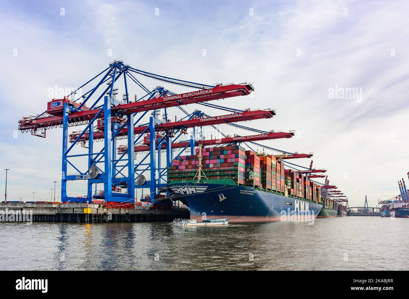 hamburg, germany, 28 oct 2022, container ship hmm st. petersburg in the ...