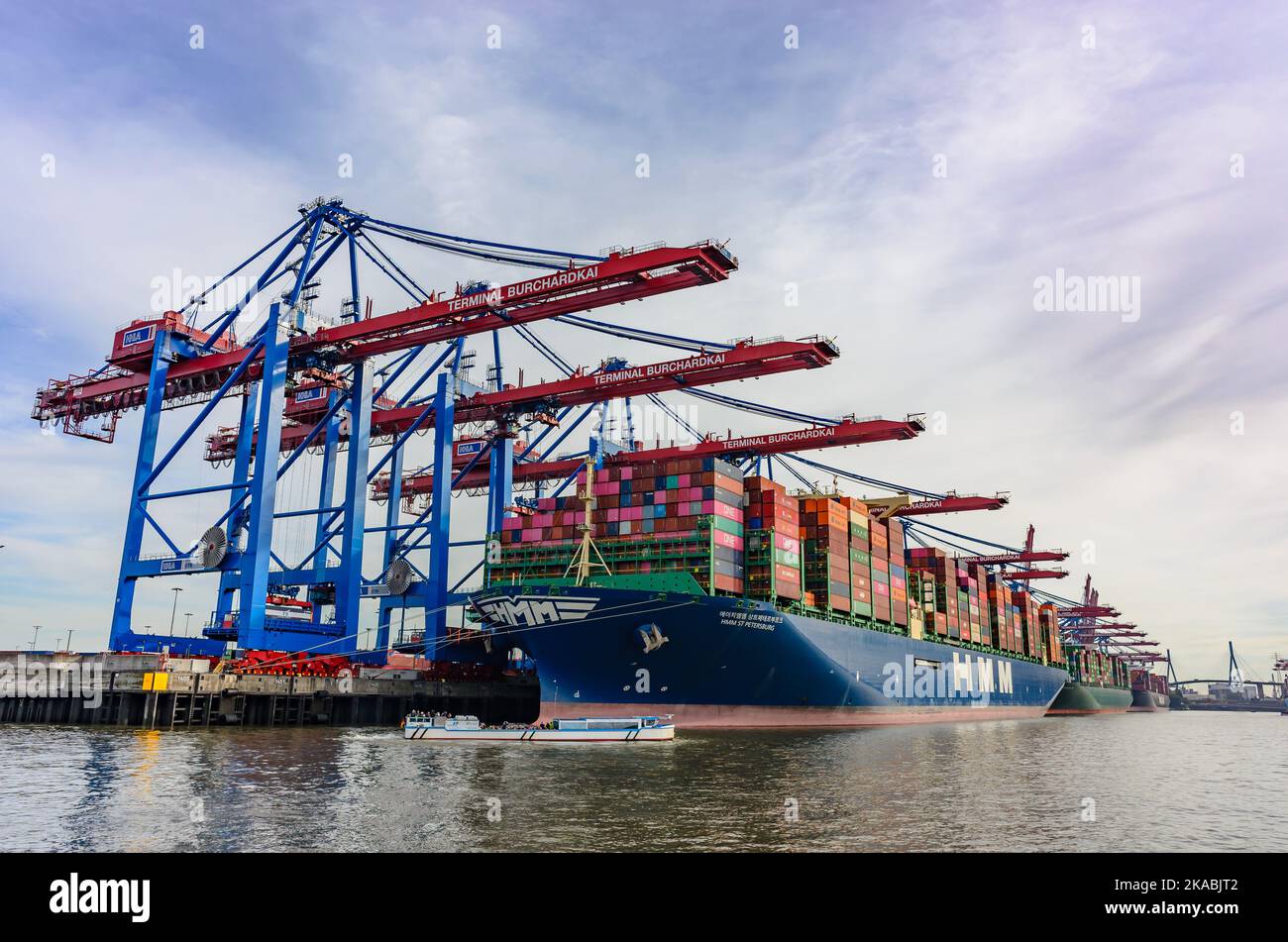 hamburg, germany, 28 oct 2022, container ship hmm st. petersburg in the ...