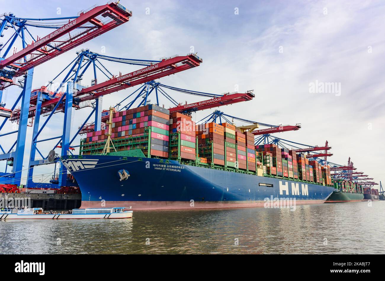 hamburg, germany, 28 oct 2022, container ship hmm st. petersburg in the ...