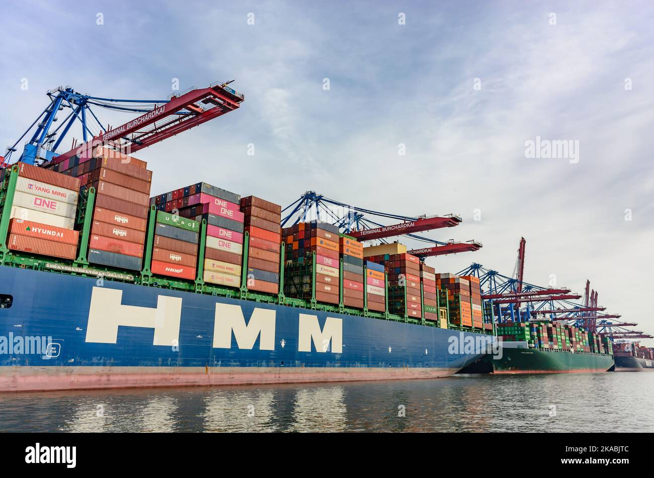 hamburg, germany, 28 oct 2022, container ship hmm st. petersburg in the ...