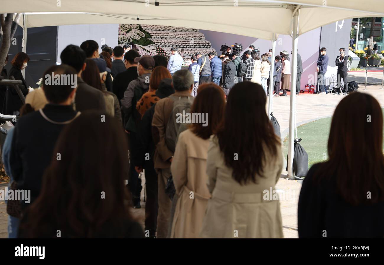 02nd Nov, 2022. Mourning Halloween victims Office workers stand in line ...