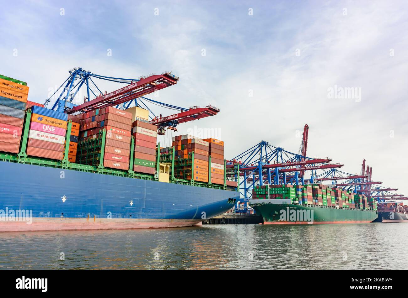 hamburg, germany, 28 oct 2022, container ship hmm st. petersburg in the ...