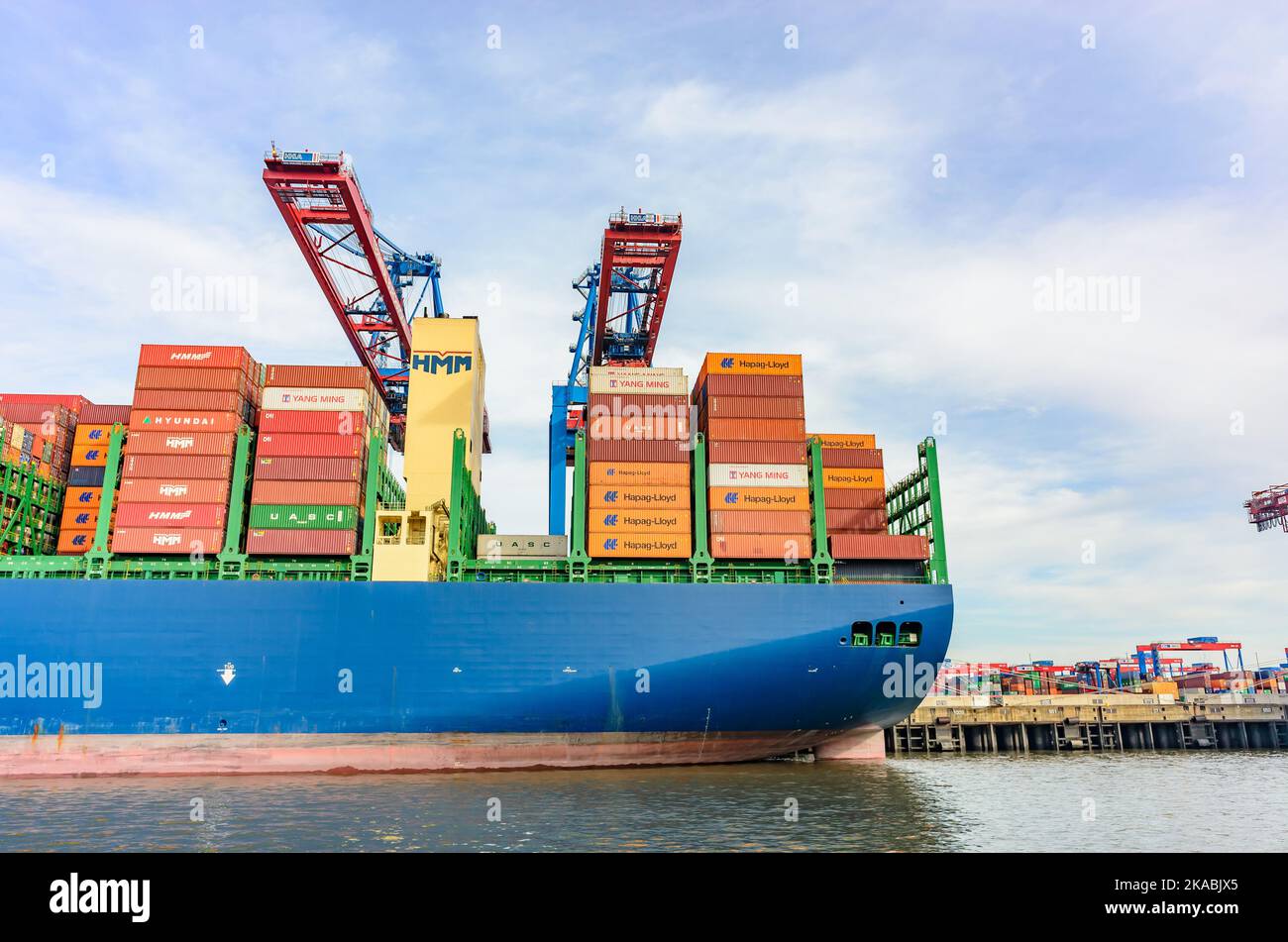 hamburg, germany, 28 oct 2022, container ship hmm st. petersburg in the ...