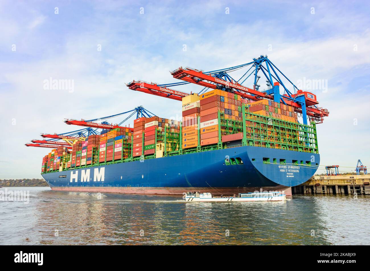 hamburg, germany, 28 oct 2022, container ship hmm st. petersburg in the ...