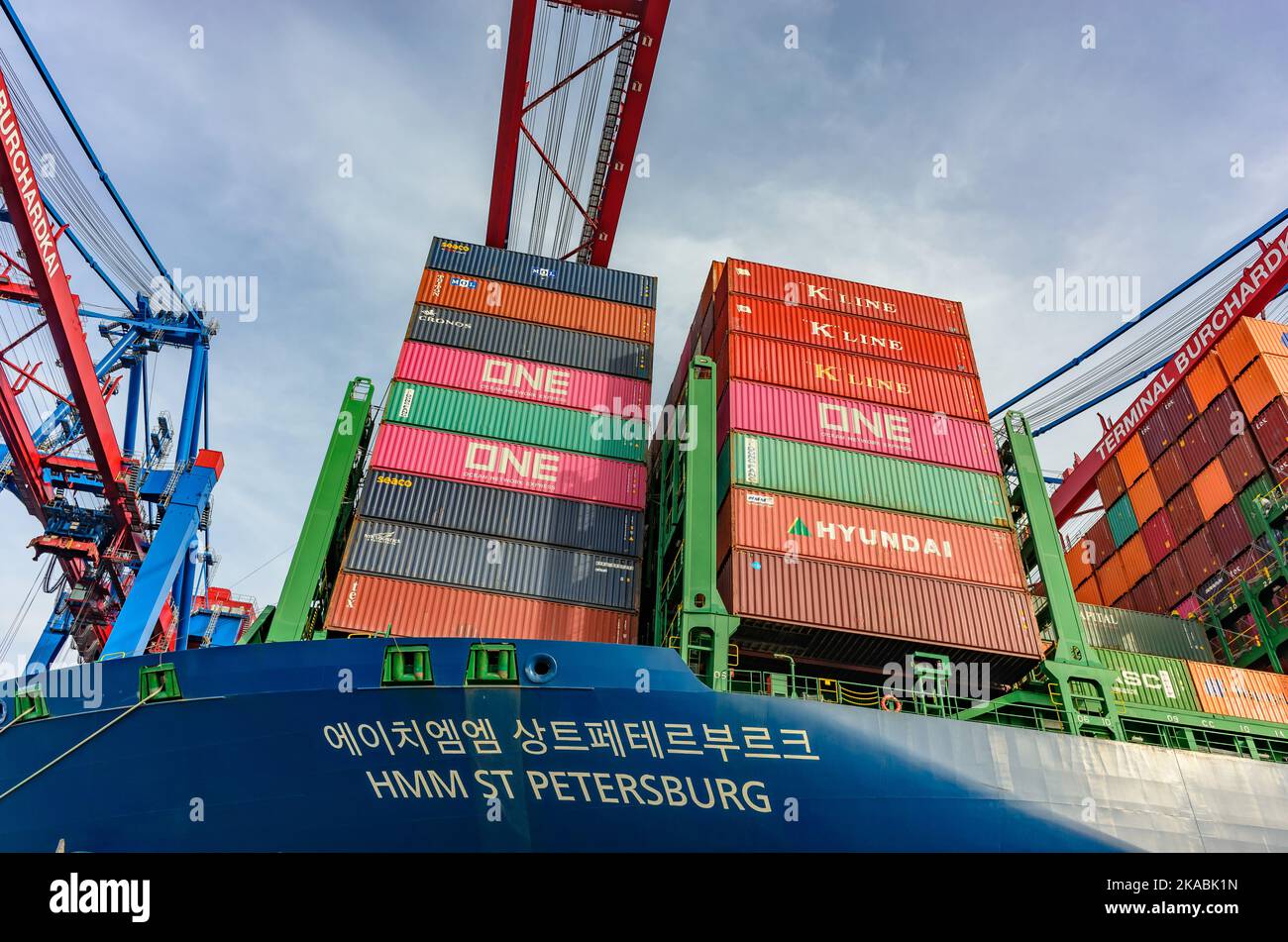 hamburg, germany, 28 oct 2022, container ship hmm st. petersburg in the ...