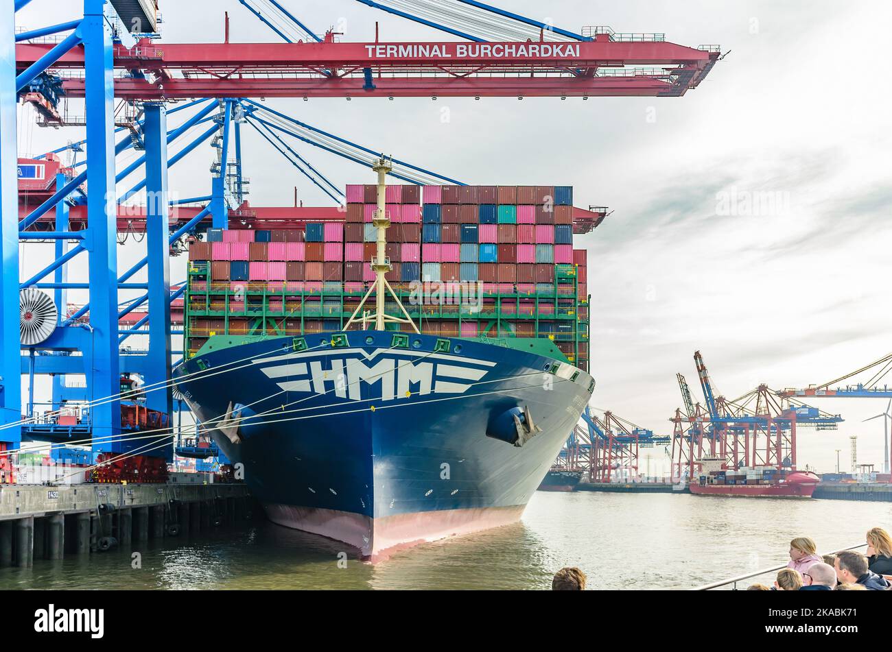 hamburg, germany, 28 oct 2022, container ship hmm st. petersburg in the ...