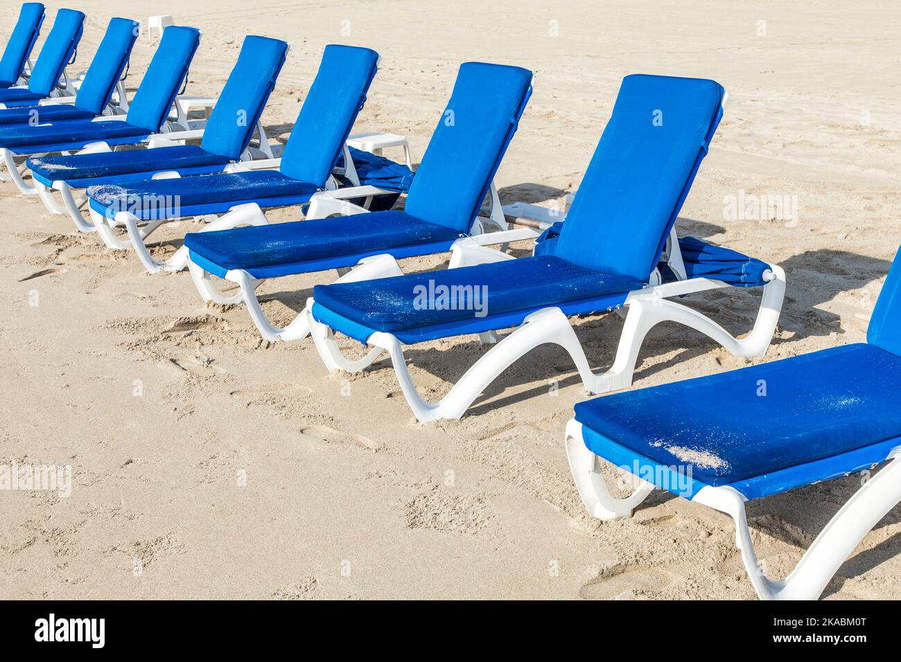 empty each beds at the beach in Miami Stock Photo - Alamy