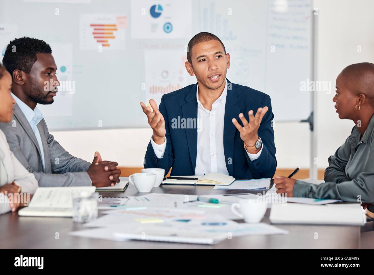 Office meeting talking leader hi-res stock photography and images - Alamy