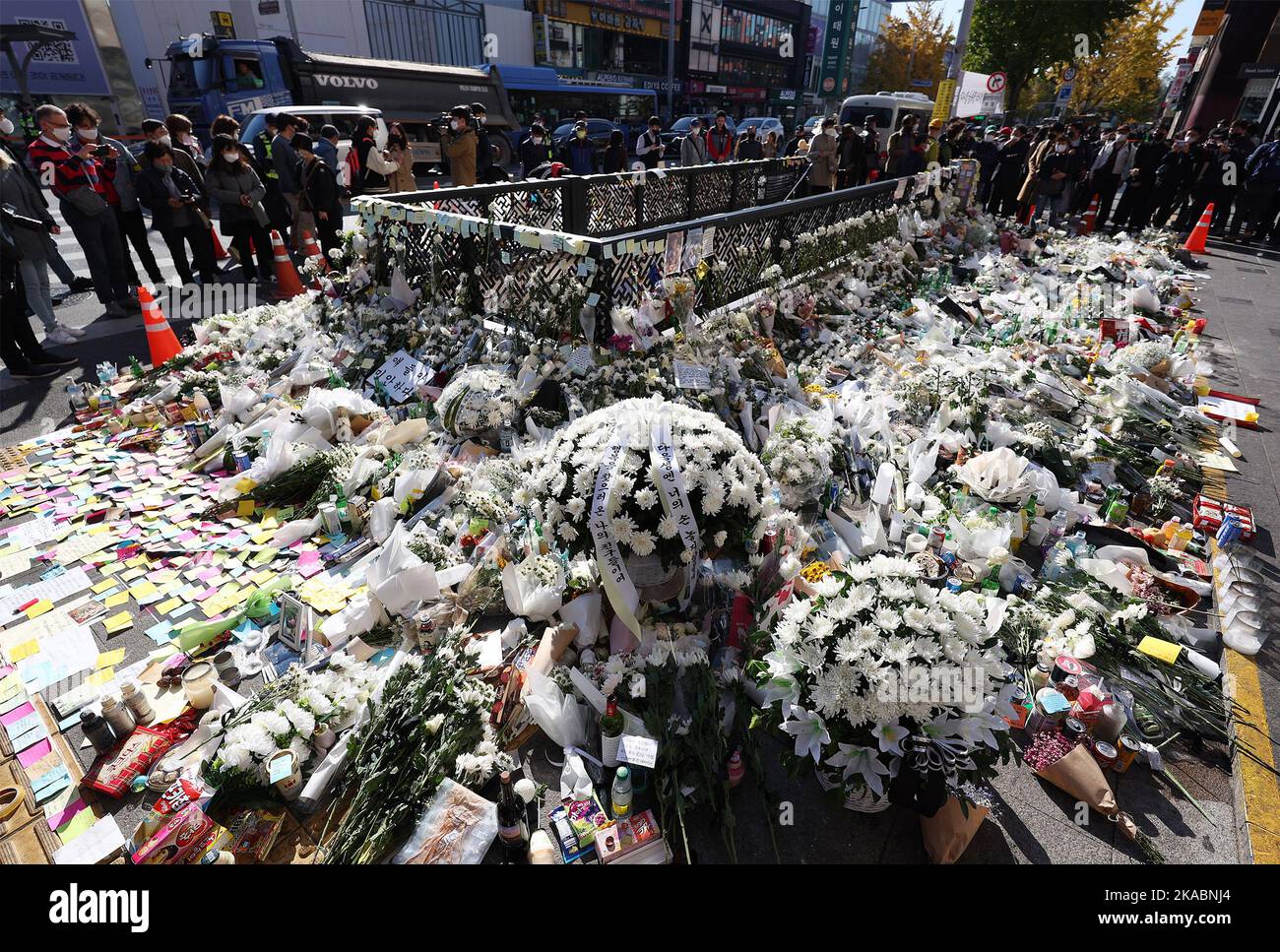 02nd Nov, 2022. Mourning Halloween victims A temporary memorial space ...