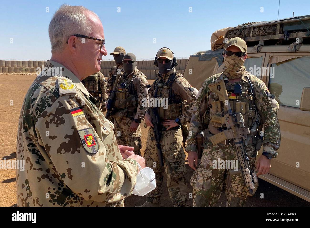 Niger, Tillia: 01 November 2022, Eberhard Zorn (l), Inspector General ...