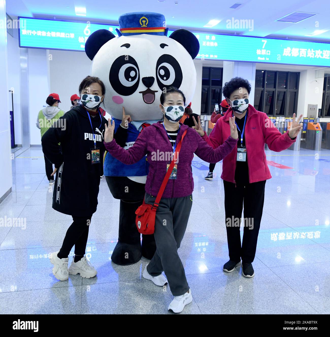 The Y885/888 "Panda Train" carrying more than 300 passengers departed ...