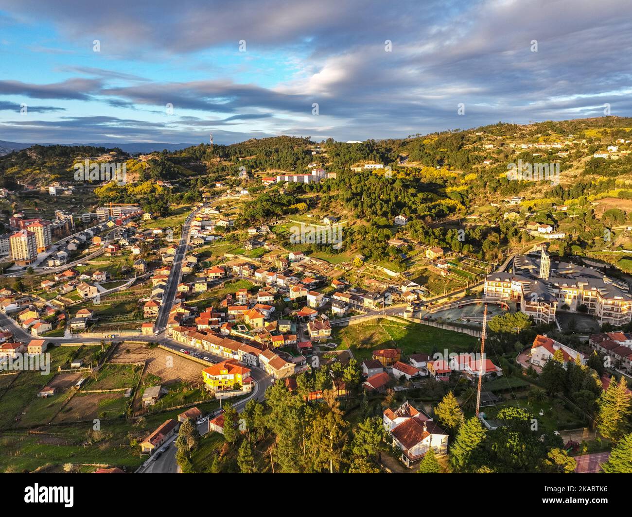 Green rooftop city directly above hi-res stock photography and images ...