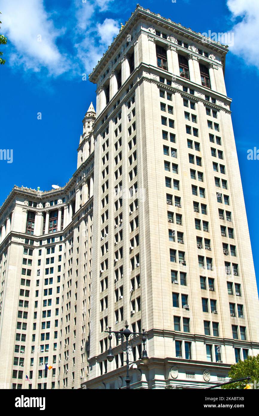 old skyscraper in New York with blue sky Stock Photo - Alamy