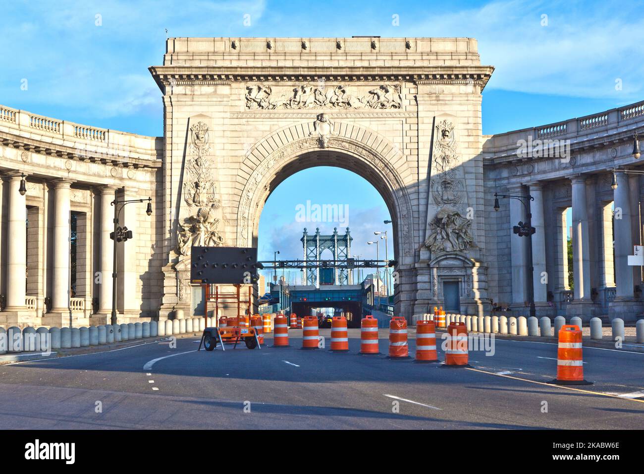 Gate to manhattan Bridge via the triumphal arch and colonnade at the ...