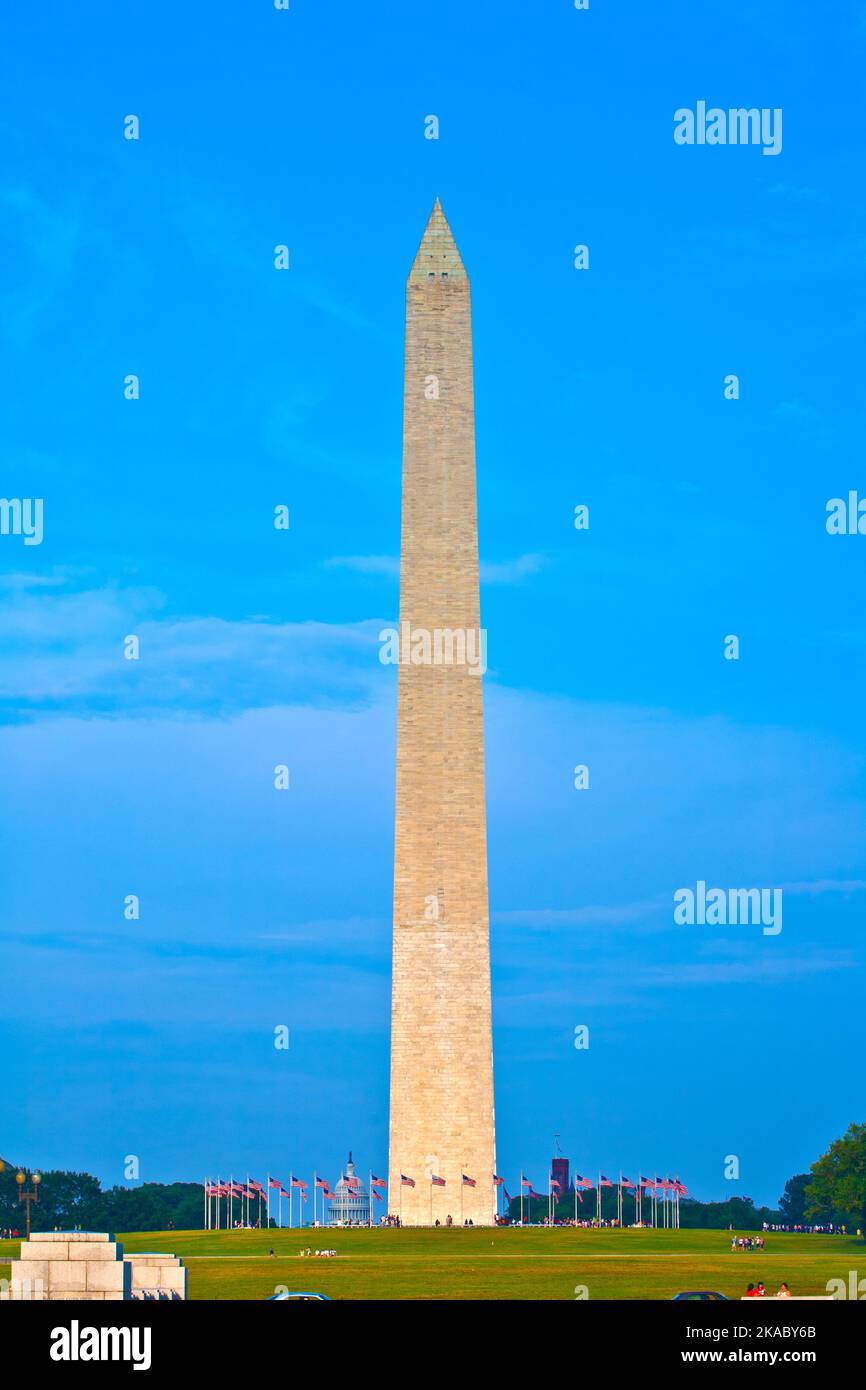 Washington monument in center hi-res stock photography and images - Alamy