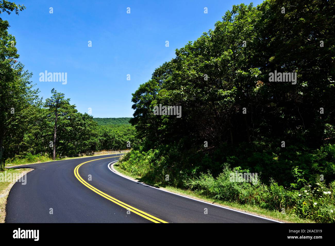 Beautiful scenic country road curves through Shenandoah National Park ...