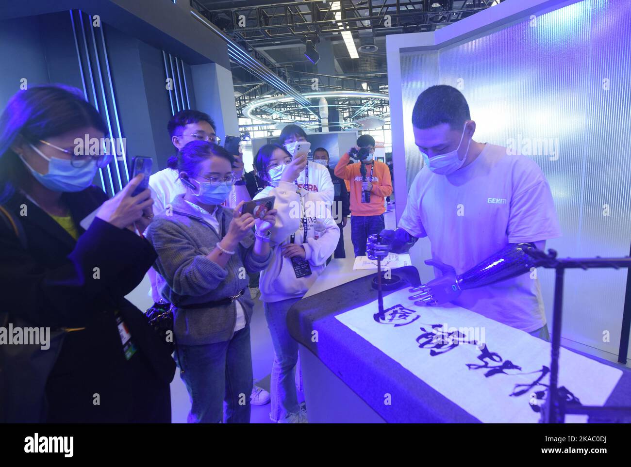 HANGZHOU, CHINA - NOVEMBER 2, 2022 - Members of the media watch a ...