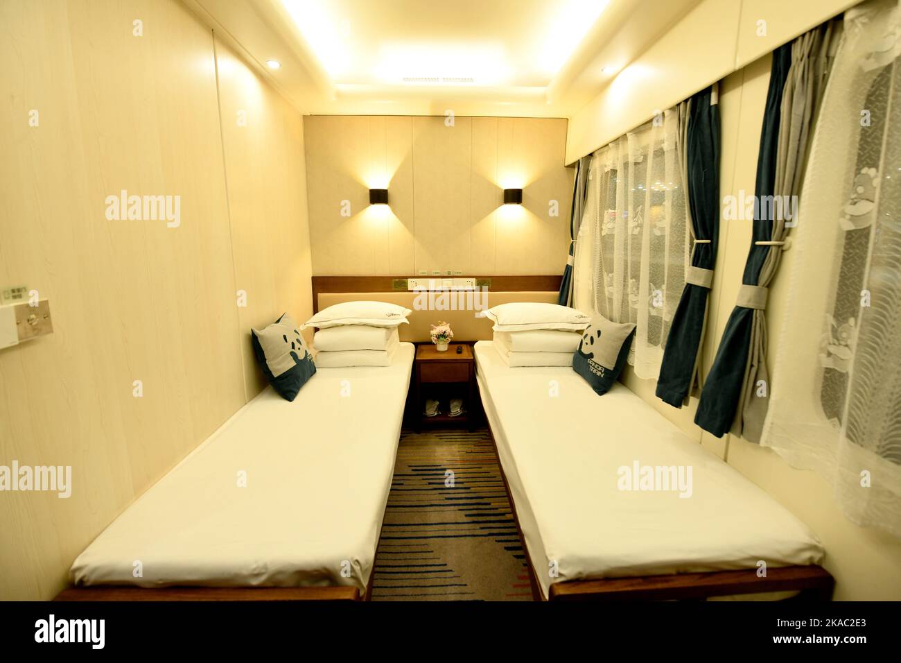 The Y885/888 "Panda Train" carrying more than 300 passengers departed ...