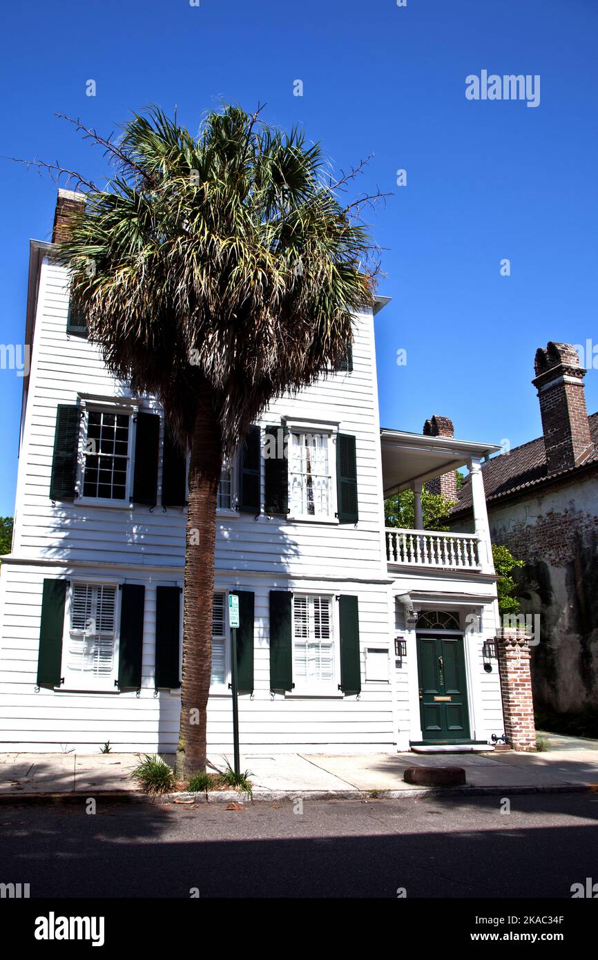 White Southern Mansion Stock Photo - Alamy
