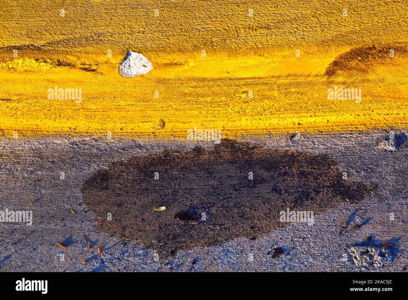 yellow mark at the curbs to indicate parking forbidden Stock Photo - Alamy