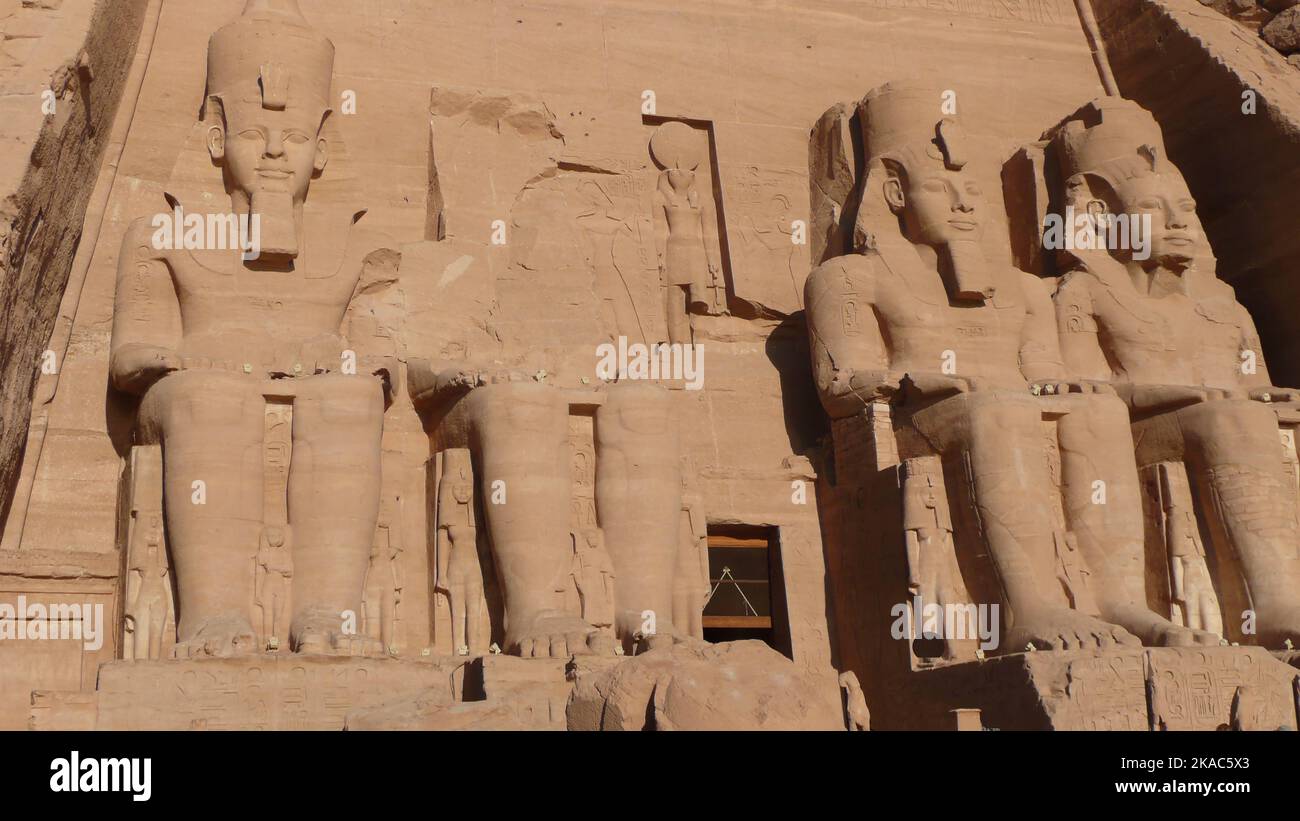 Abu Simbel es un emplazamiento de inter s arqueol gico que se compone ...