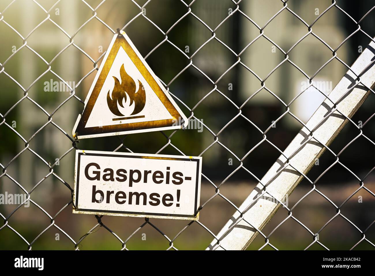 FOTOMONTAGE, Schild mit Gasflamme und der Aufschrift Gaspreisbremse ... FOTOMONTAGE, Schild mit Gasflamme und der Aufschrift Gaspreisbremse ...