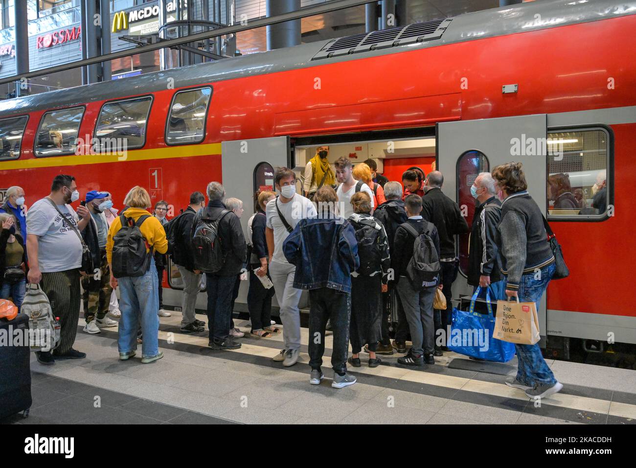 Passagiere, Bahnsteig, Regionalexpress, Hauptbahnhof, Berlin ...
