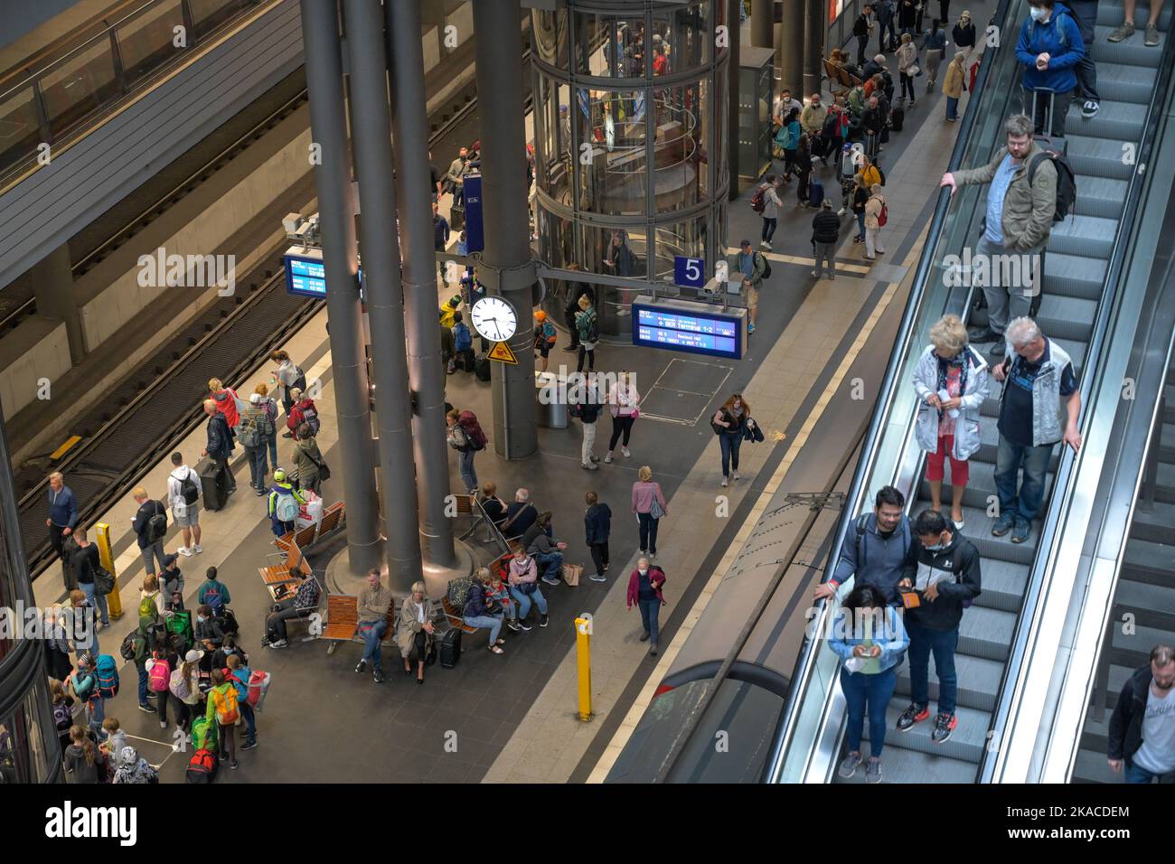 Passagiere, Rolltreppe, Hauptbahnhof, Berlin, Deutschland Stock Photo ...