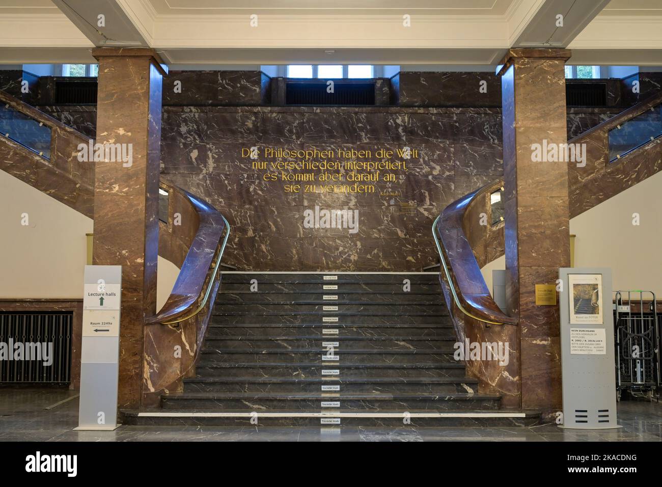 Schriftzug, Zitat Karl Marx, Treppe, Foyer, Hauptgebäude, Humboldt ...
