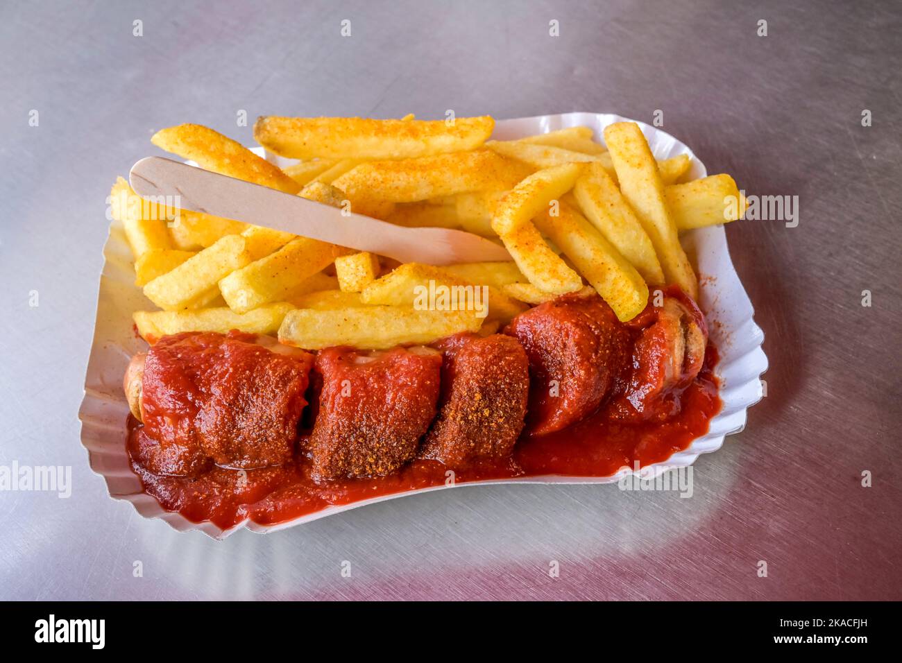 Currywurst mit Pommes, Curry 36, Mehringdamm, Kreuzberg, Berlin ...