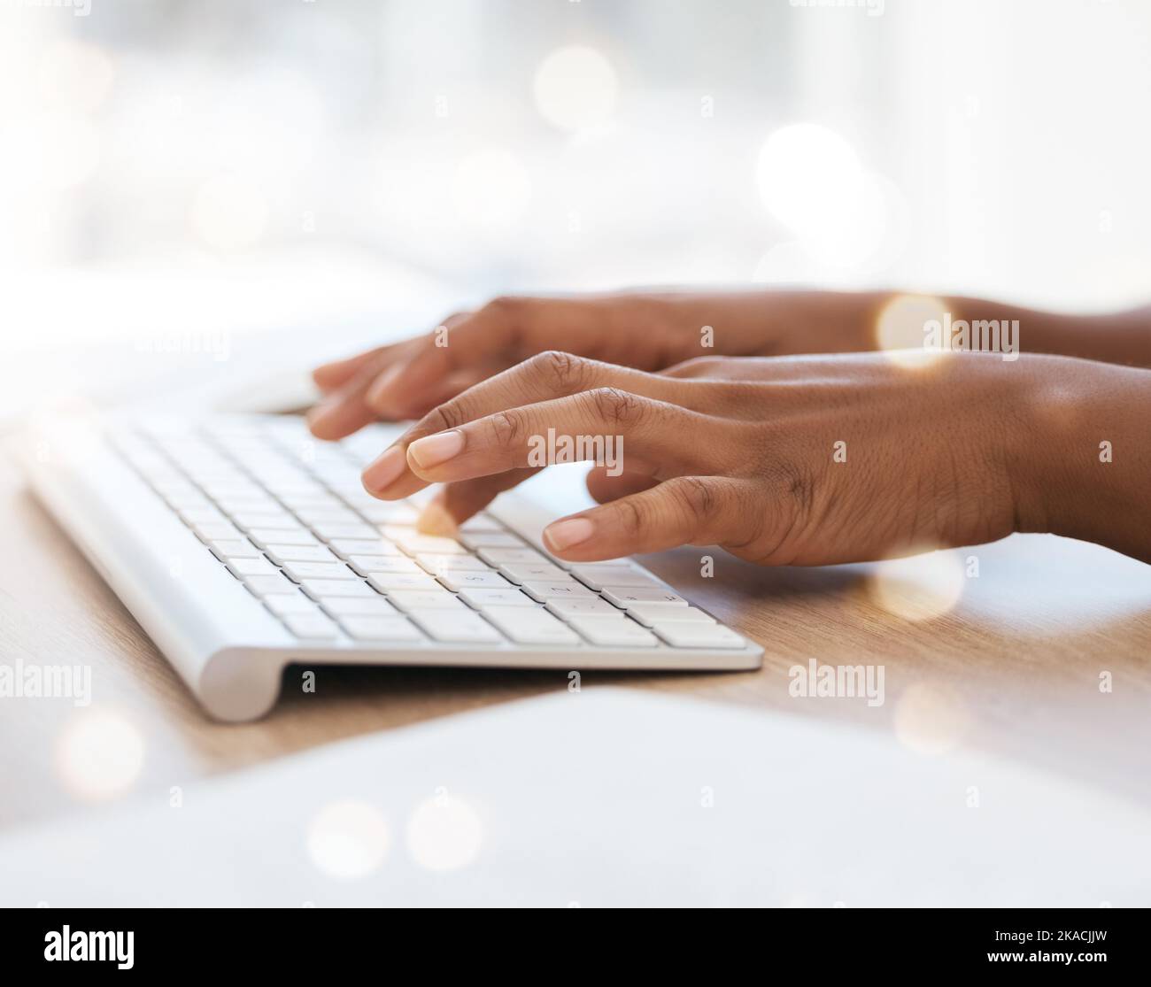 Writer at desk hi-res stock photography and images - Alamy