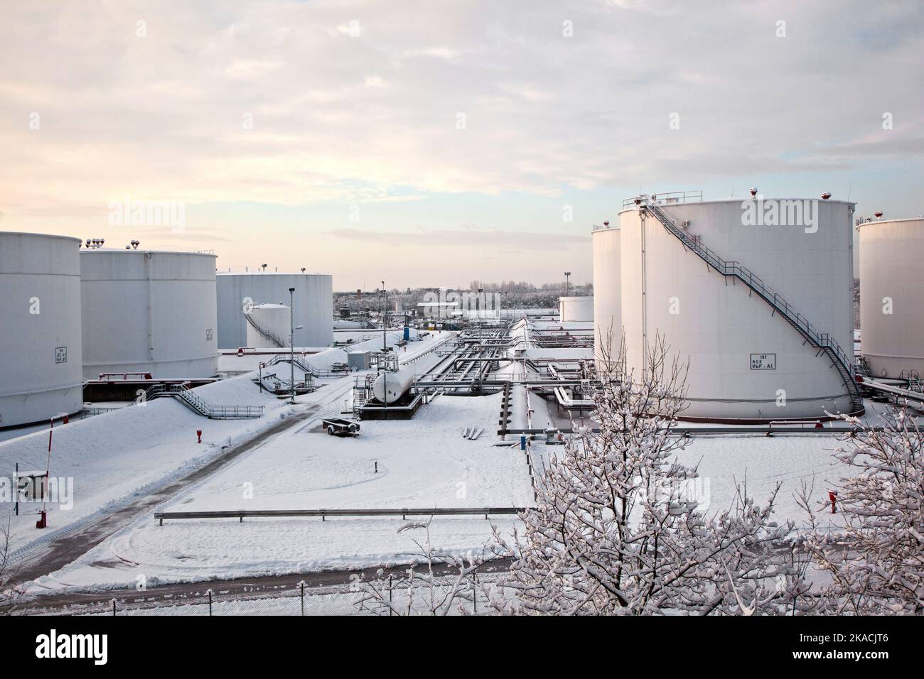Oil refinery climbing storage tank hi-res stock photography and images ...