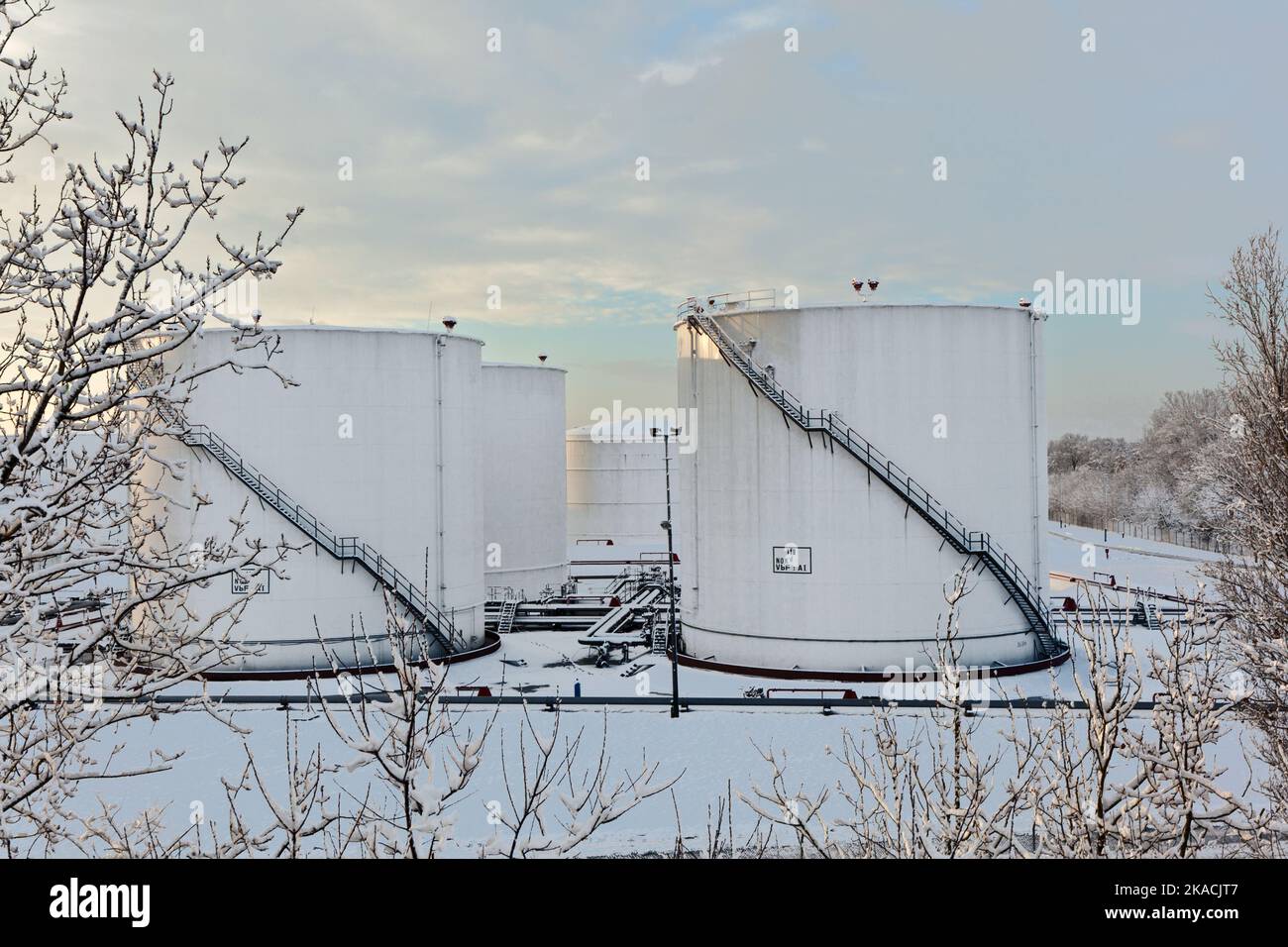 Oil refinery climbing storage tank hi-res stock photography and images ...