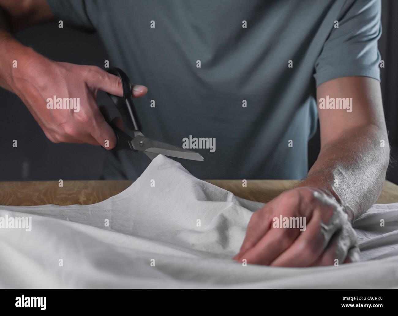 Male hands cutting cotton cloth with sewing scissors Stock Photo - Alamy