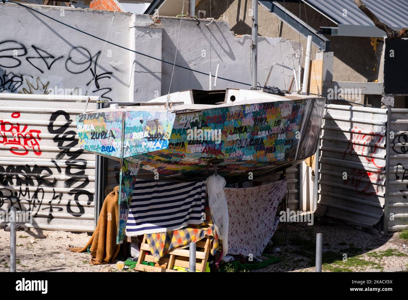 YACHT HOUSE, DRY LAND, LISBON: A home made in a yacht on land on the ...