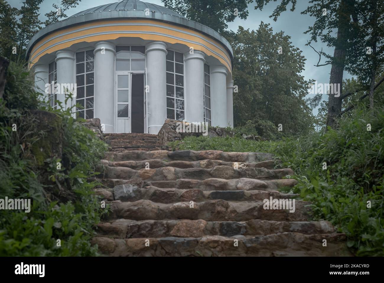 Rotunda building with columns and stone stairs Stock Photo - Alamy