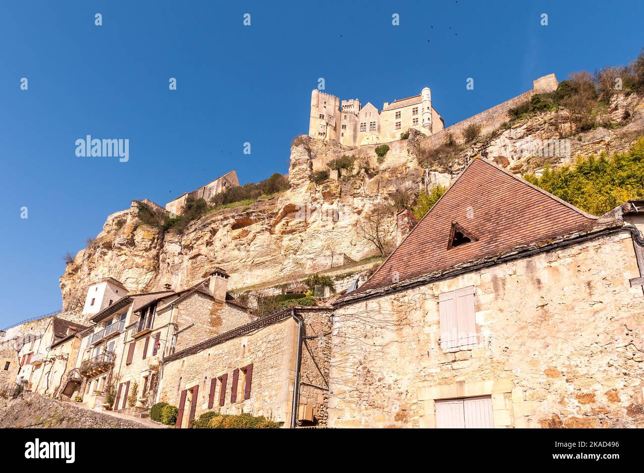 Feudal castle of Beynac et Cazenac in winter, in Périgord, Nouvelle ...