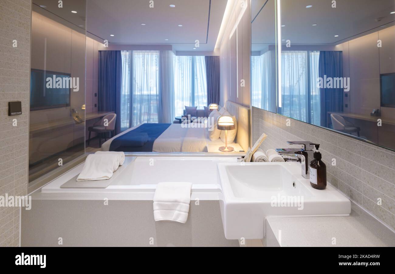 Luxury bedroom of a 5 star hotel Stock Photo - Alamy