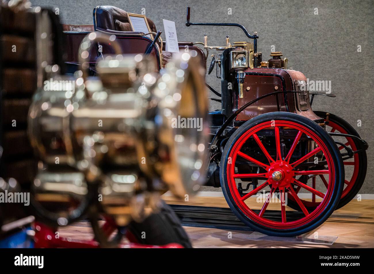 London, UK. 2nd Nov, 2022. 1897 Daimler Twin-Cylinder 4HP Tonneau ...