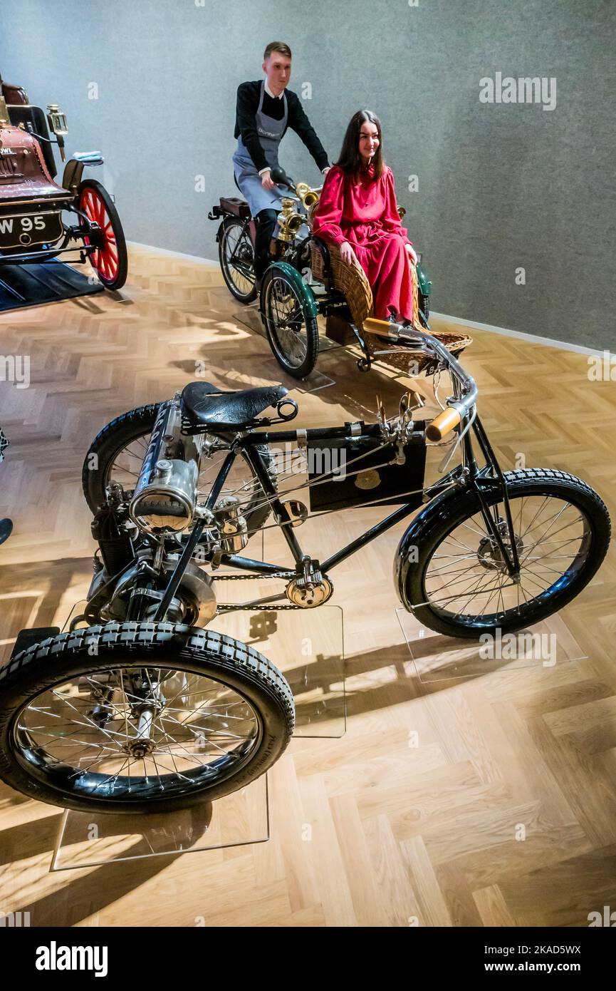 London, UK. 2nd Nov, 2022. 1903 Humber Olympia Tandem Forecar, estimate ...