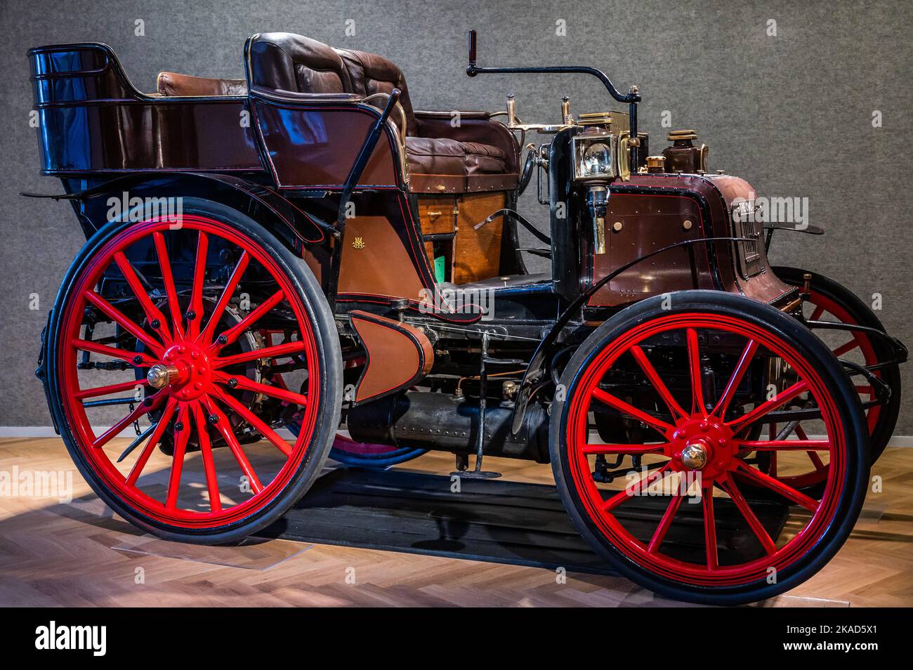 London, UK. 2nd Nov, 2022. 1897 Daimler Twin-Cylinder 4HP Tonneau ...